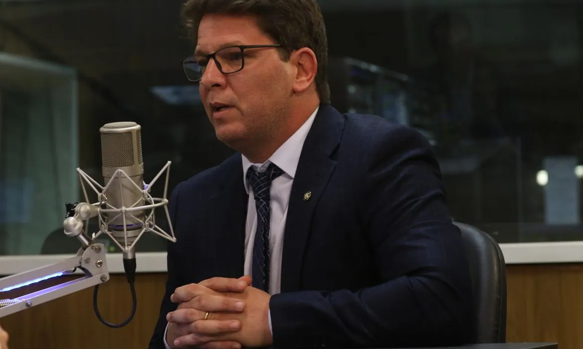 Mario Frias deixa hospital após ser internado com suspeita de trombose ...